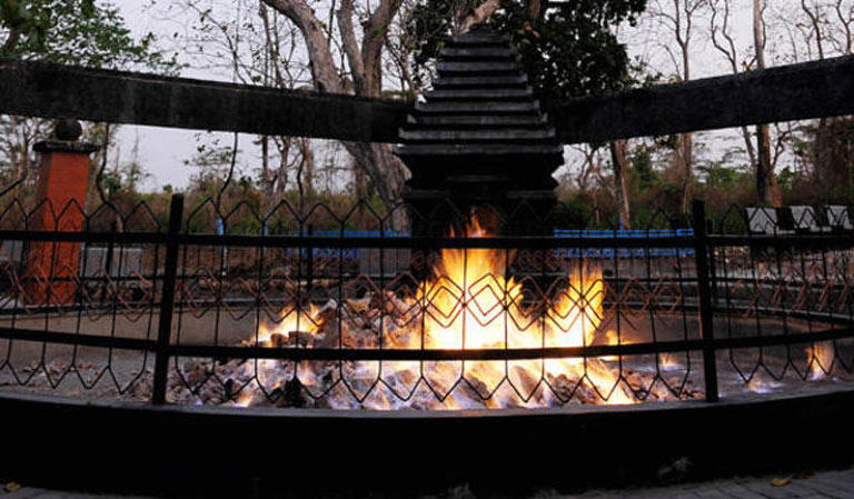 5 Wisata Api Abadi di Indonesia Yang Wajib Dikunjungi - Tays Bakers