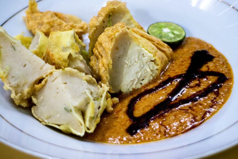 7 Tempat Jajan Legendaris di Bandung - Tays Bakers